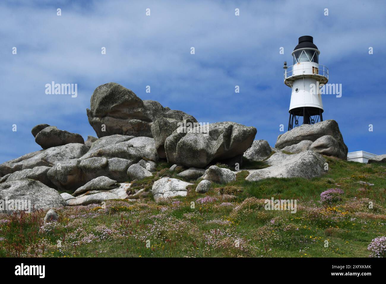 Die Penninis führen an einem hellen Tag im Juni zwischen Wind, Regen und Meer erodierten ...