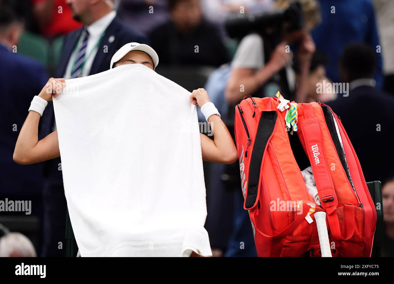 Emma Raducanu saß in ihrem Sitz während eines Endwechsels in ihrem ...