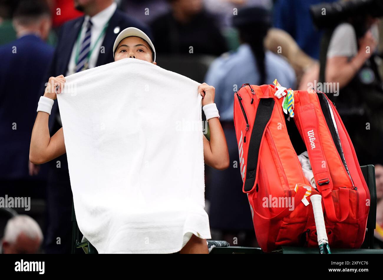 Emma Raducanu saß in ihrem Sitz während eines Endwechsels in ihrem ...