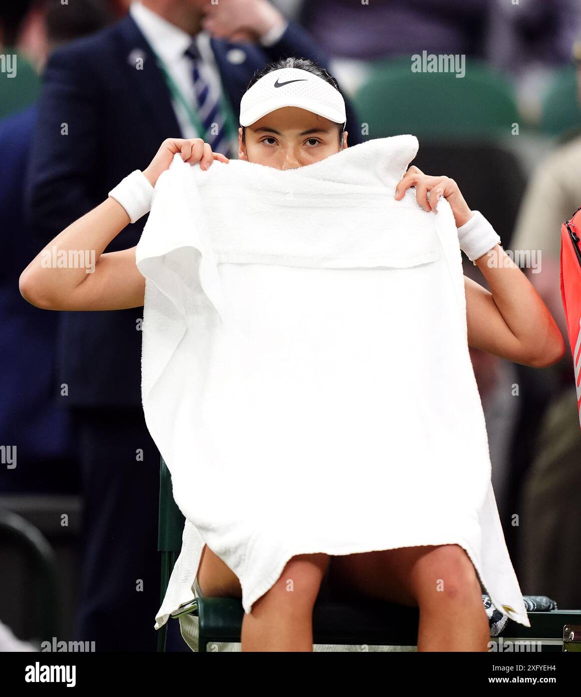 Emma Raducanu saß in ihrem Sitz während eines Endwechsels in ihrem ...