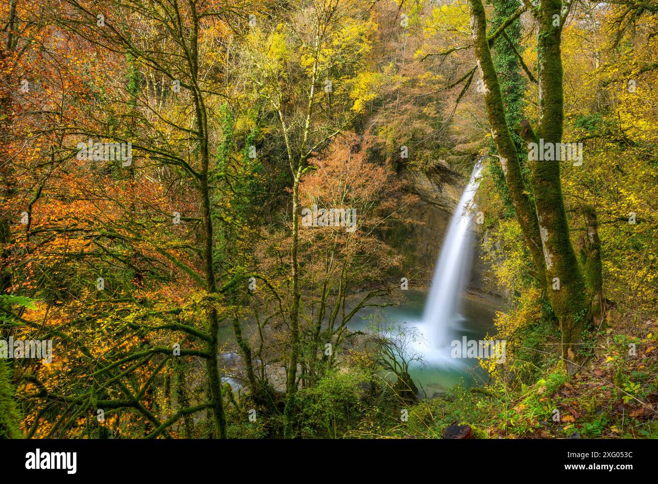 Der Dorche-Wasserfall im Herbst in der Region Bugey. Als Nebenfluss der ...