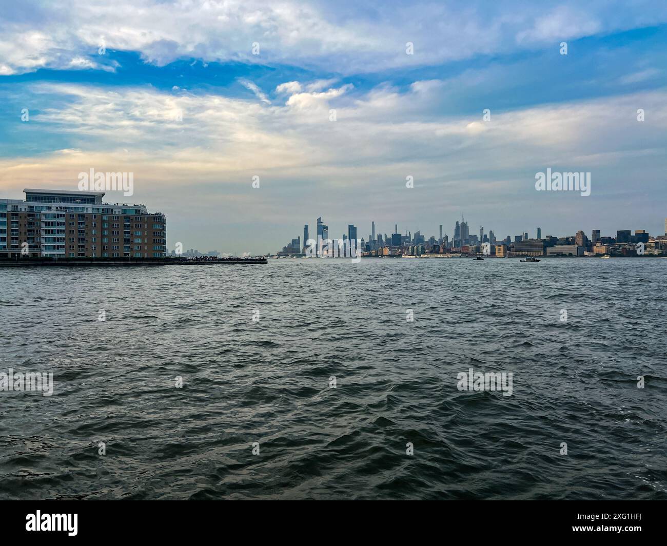 Die Skyline von New York City ist am 4. Juli 2024 vom Exchange Place ...