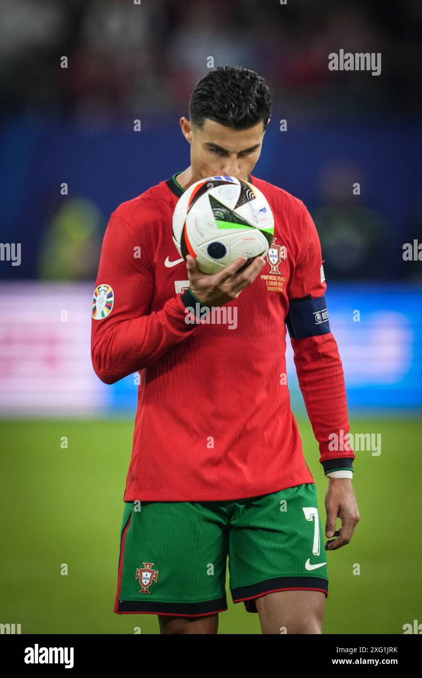 Hamburg. Juli 2024. Cristiano Ronaldo aus Portugal küsst den Ball ...