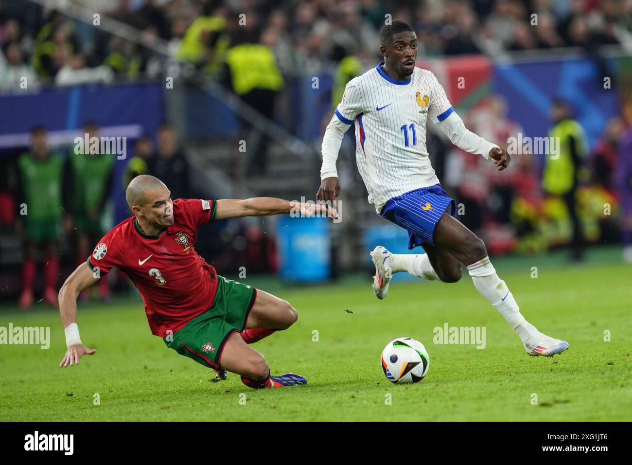Hamburg. Juli 2024. Ousmane Dembele (R) von Frankreich streitet mit ...
