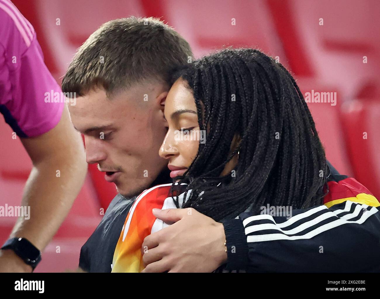 STUTTGART, DEUTSCHLAND - 05. JULI: Florian Wirtz mit seiner Freundin Aaliyah nach dem ...