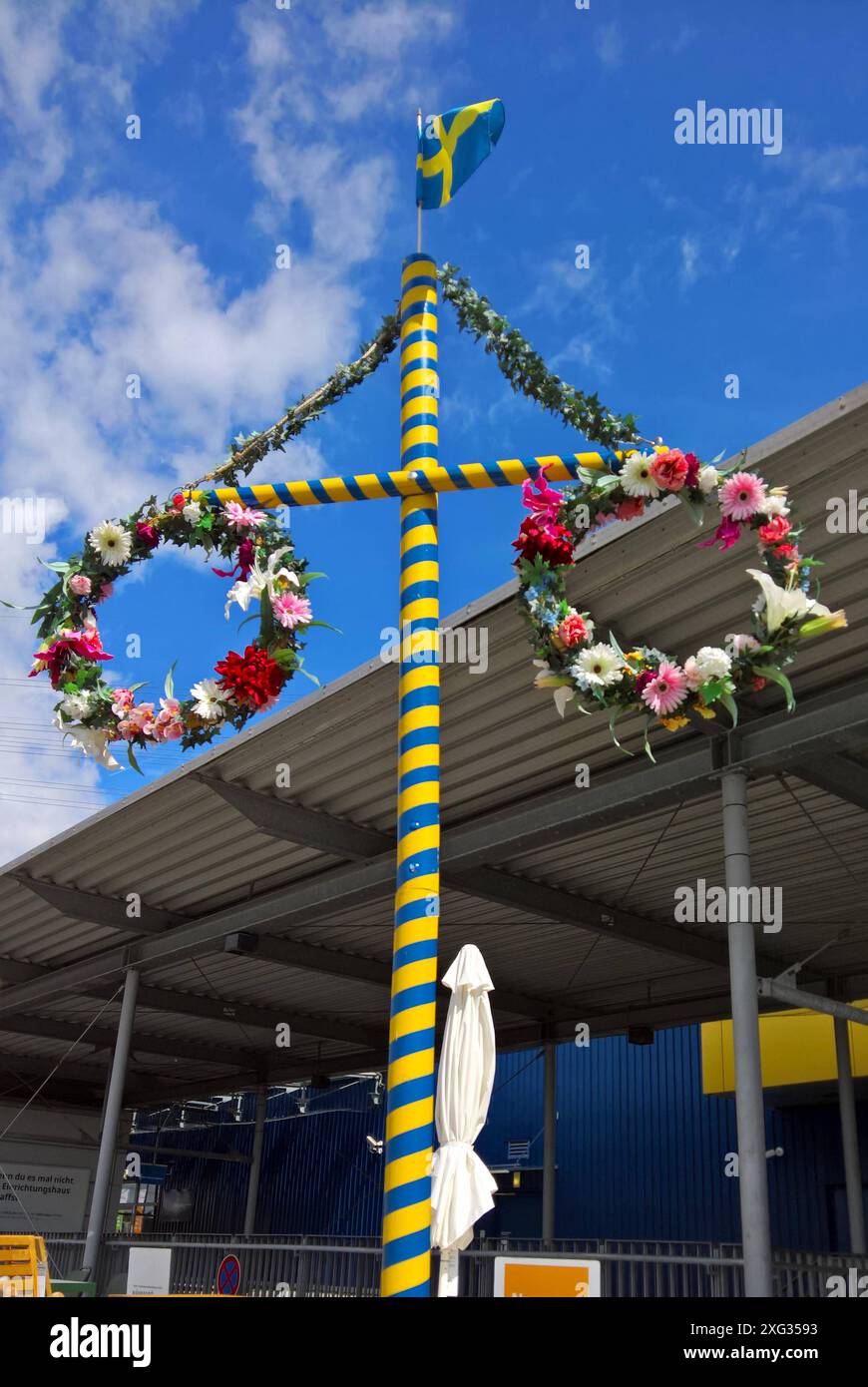 Midsommar bzw Mittsommer Baum. Als Mittsommerfest werden die ...