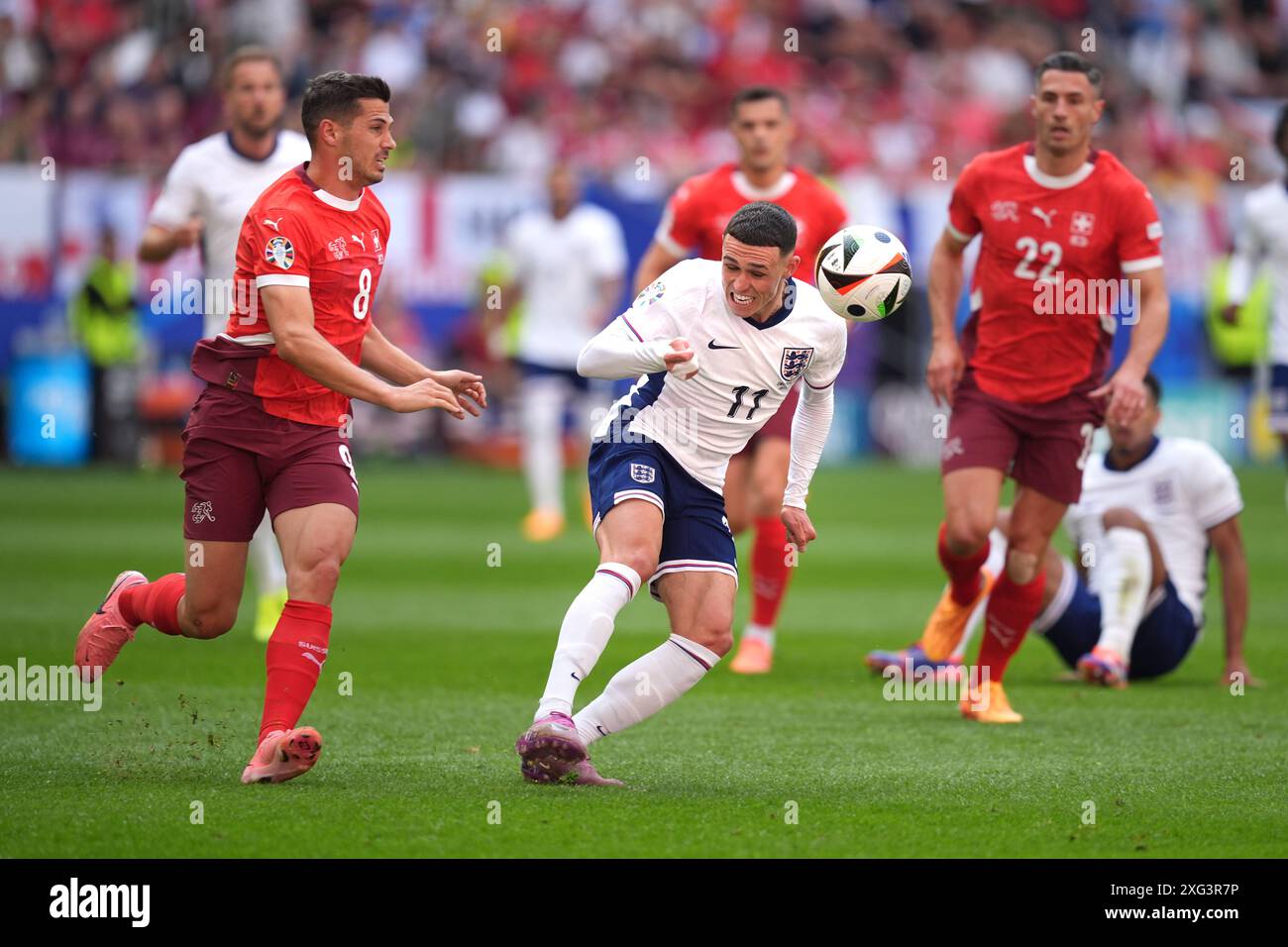 Der Engländer Phil Foden und der Schweizer Remo Freuler (links) kämpfen ...