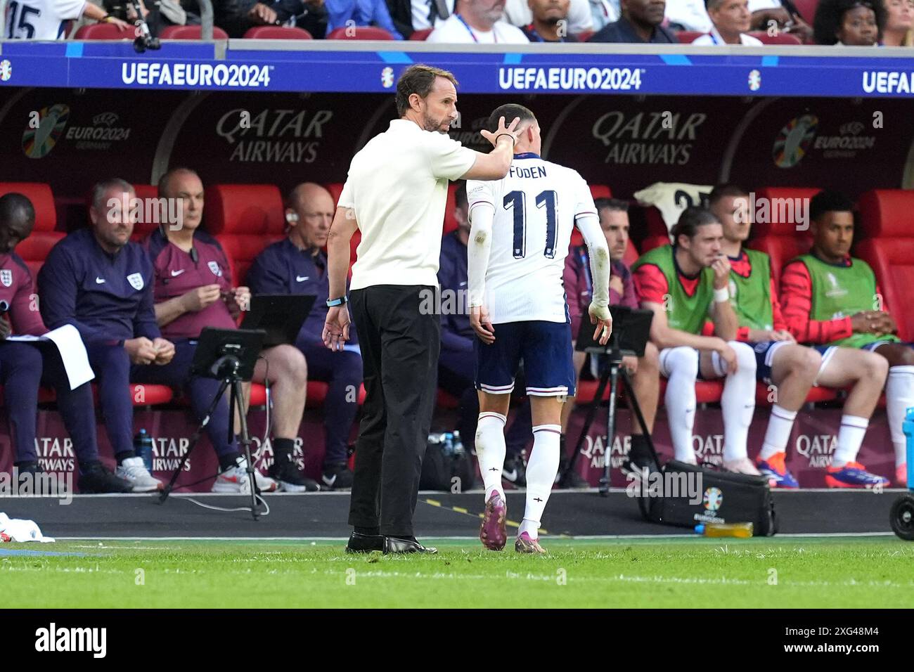 Der Engländer Phil Foden wird von Trainer Gareth Southgate gratuliert ...