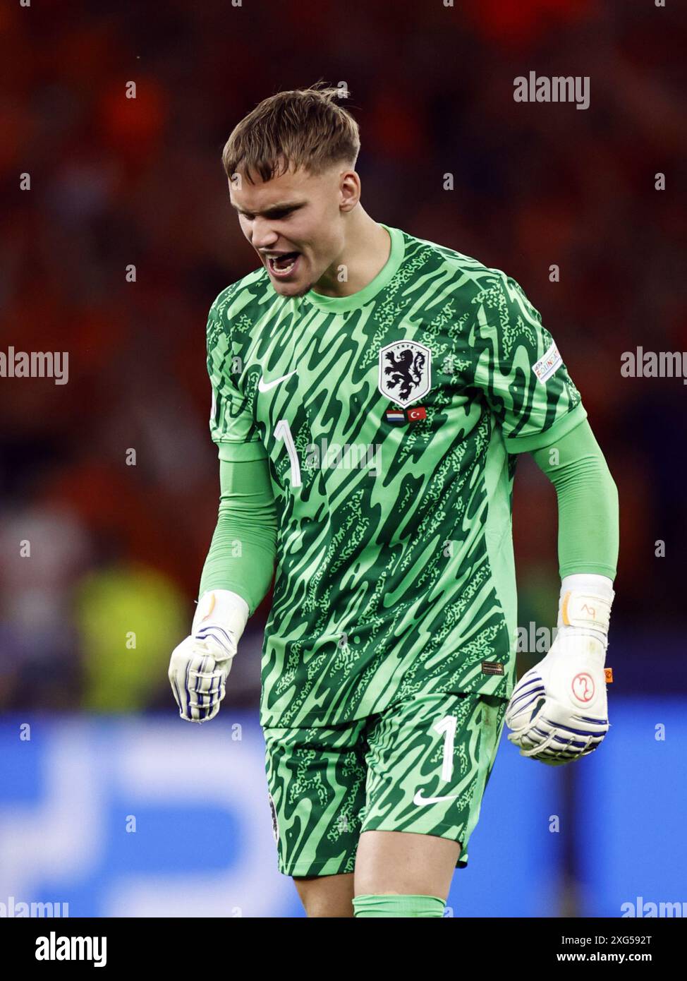 BERLIN - Holländischer Torhüter Bart Verbruggen feiert Stefan de Vrijs ...