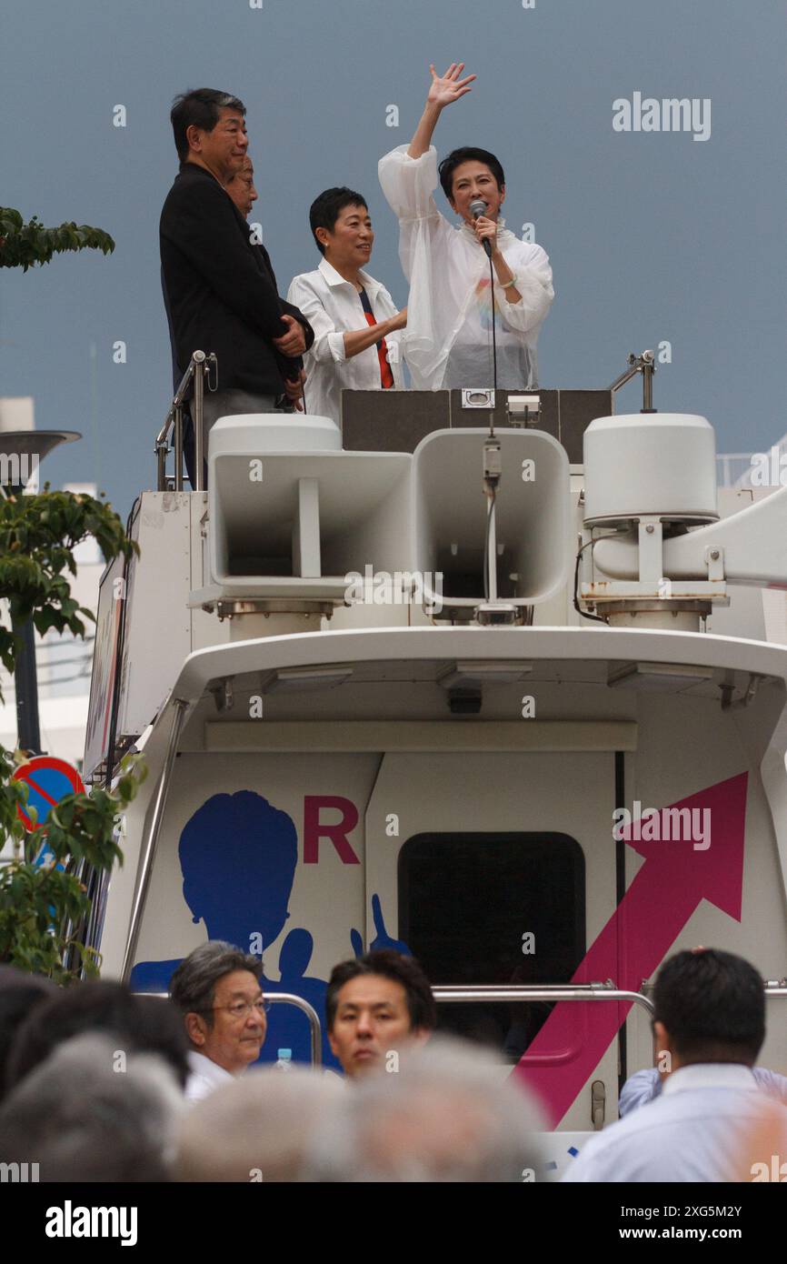 Tokio, Japan. Juli 2024. Der unabhängige Kandidat Renho Saito hält eine ...