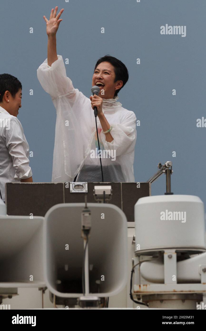 Tokio, Japan. Juli 2024. Der unabhängige Kandidat Renho Saito hält eine ...