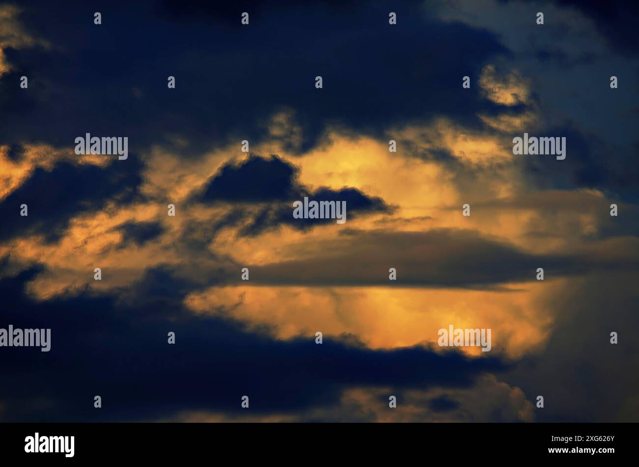 Diese Wolkenbildung ist eine Ansammlung von Kumuluswolken. Die Wolken ...