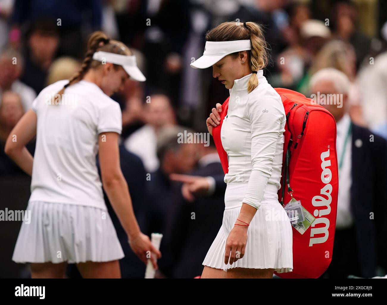 Anna Kalinskaya verlässt den Platz, nachdem sie sich am 8. Tag der Wimbledon Championships 2024 ...