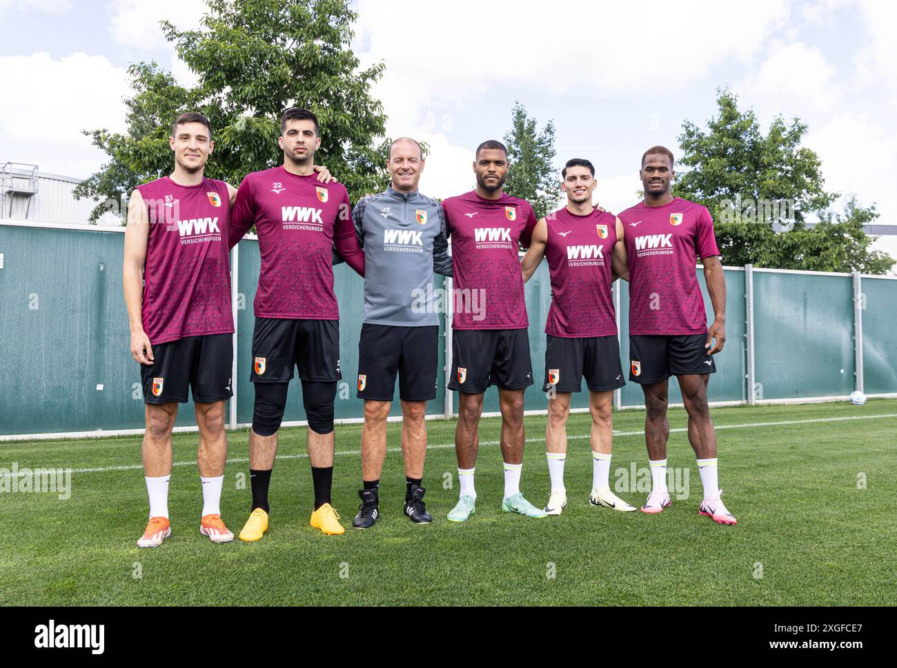 Jess Thorup (Trainer FC Augsburg, Mitte) präsentiert seine bisherigen ...