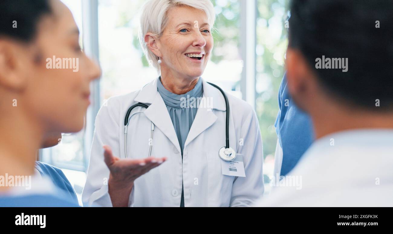 Diskussion, Arzt und Arzt mit Team von Krankenschwestern im Krankenhaus ...