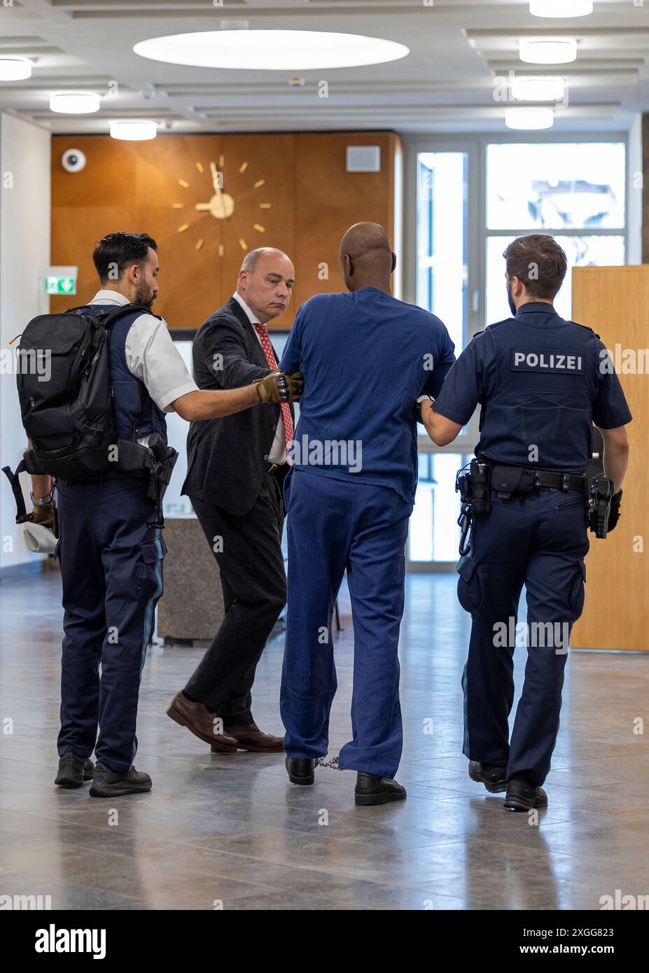 Aschaffenburg, Deutschland. Juli 2024. Der Angeklagte (2. Von rechts ...