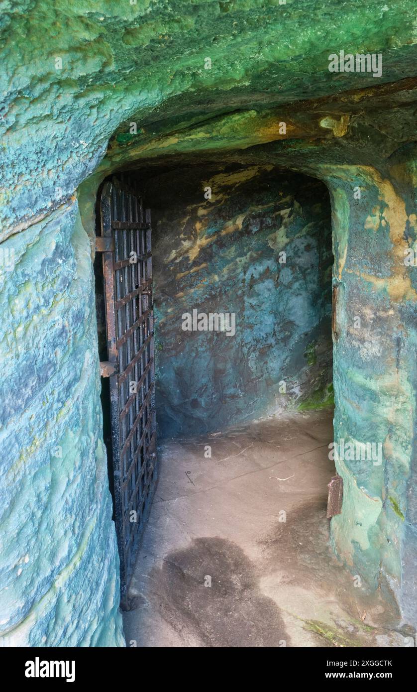 Beim Betreten der Grotte auf dem Grotto Hill in Hawkstone Follies ...