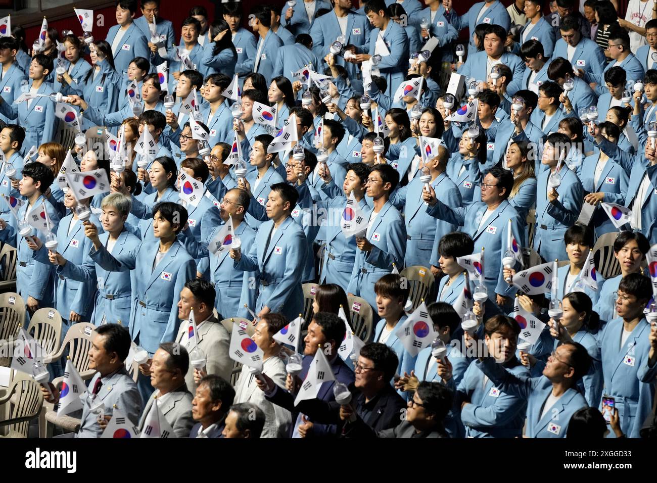 South Korean Olympic delegation and officials wave national flags ...