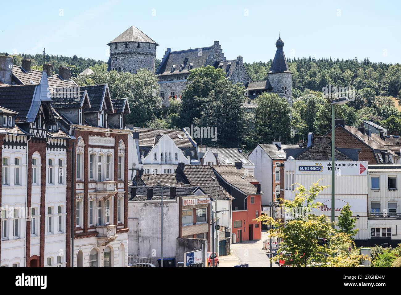 Stolberg, Deutschland. Juli 2024. Schloss Stolberg ist hinter den ...