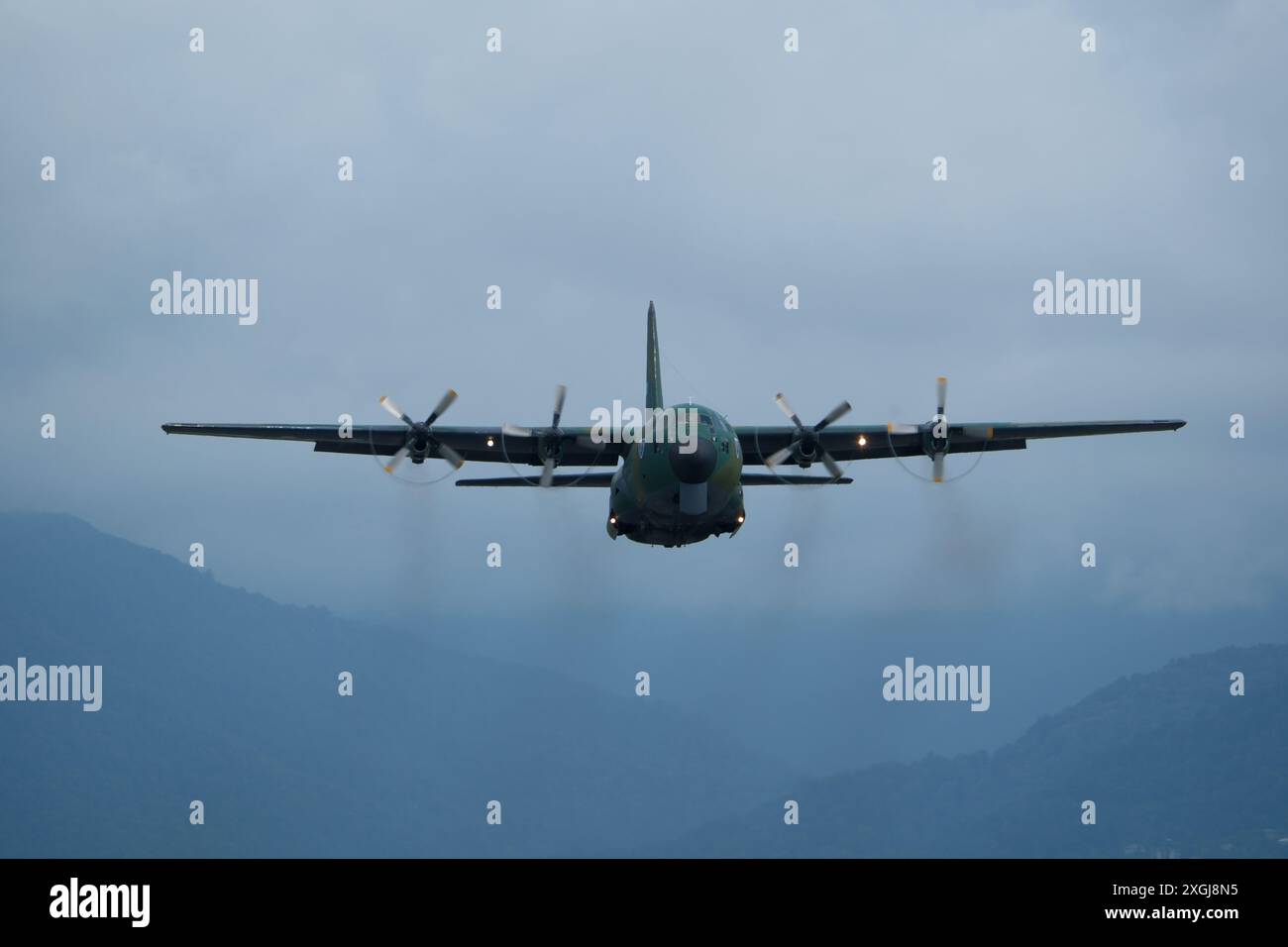 Viermotorige Turboprop-Militärtransportflugzeuge am Himmel. (Lockheed C ...