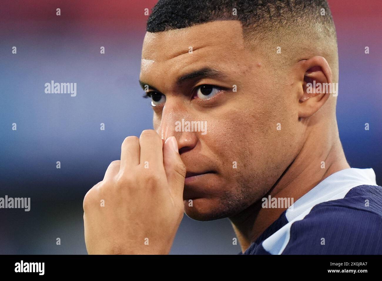 Frankreichs Kylian Mbappe berührt seine Nase vor der UEFA Euro 2024 ...
