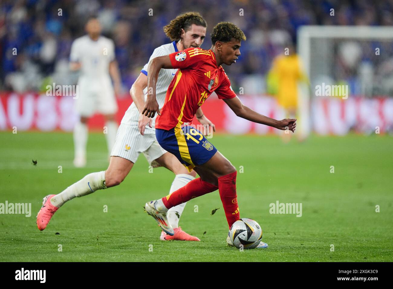 Der Spanier Lamine Yamal (rechts) und der Frankreichs Adrien Rabiot ...