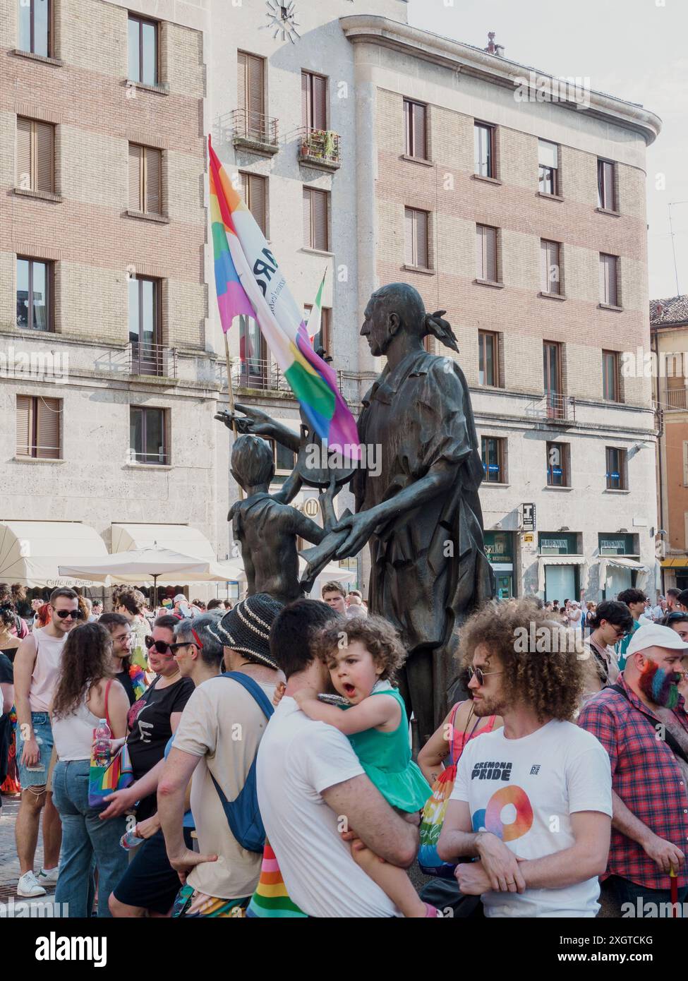 Cremona, Italien - 6. Juli 2024, Gay Pride lgbt-Parade, pulsierender ...