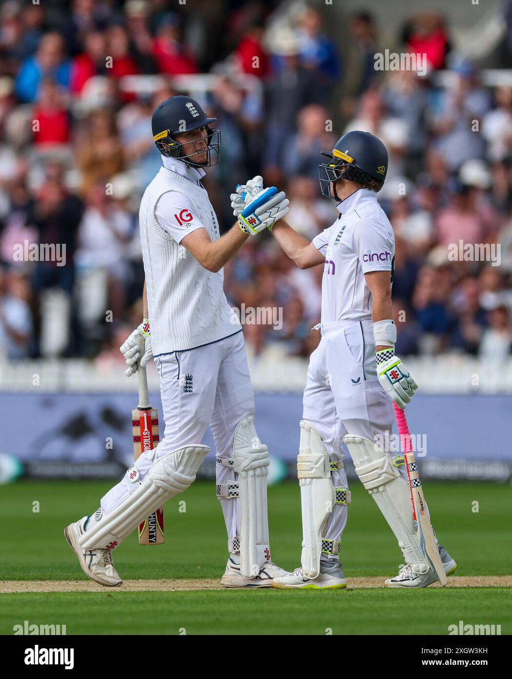 Zak Crawley feiert seinen fünfzigsten Lauf mit Ollie Pope am ersten Tag ...