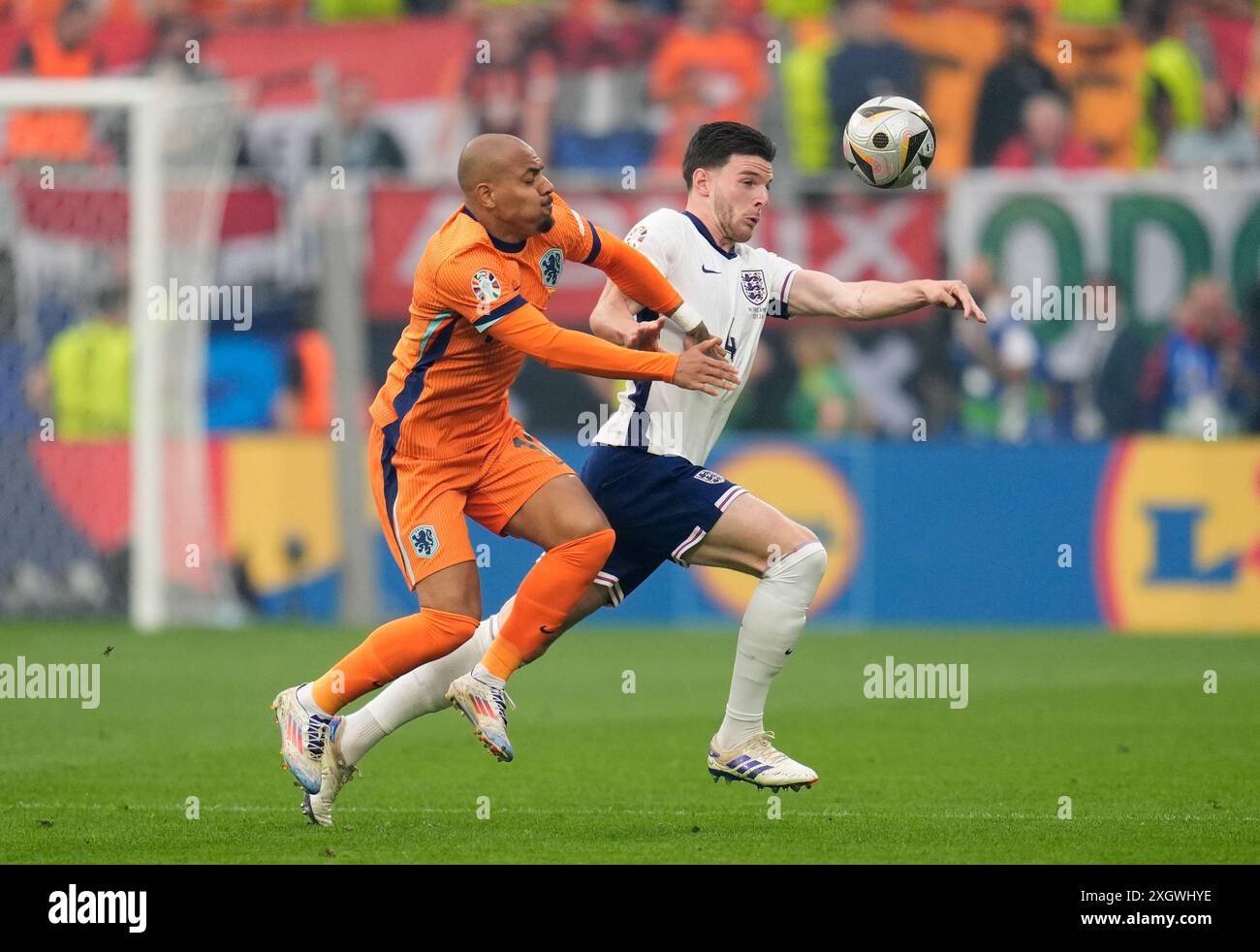 Donyell Malen (links) und Englands Declan Rice kämpfen im ...