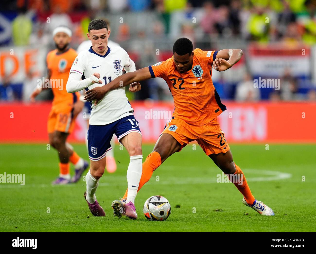 Der Engländer Phil Foden (links) und der Niederländer Denzel Dumfries ...