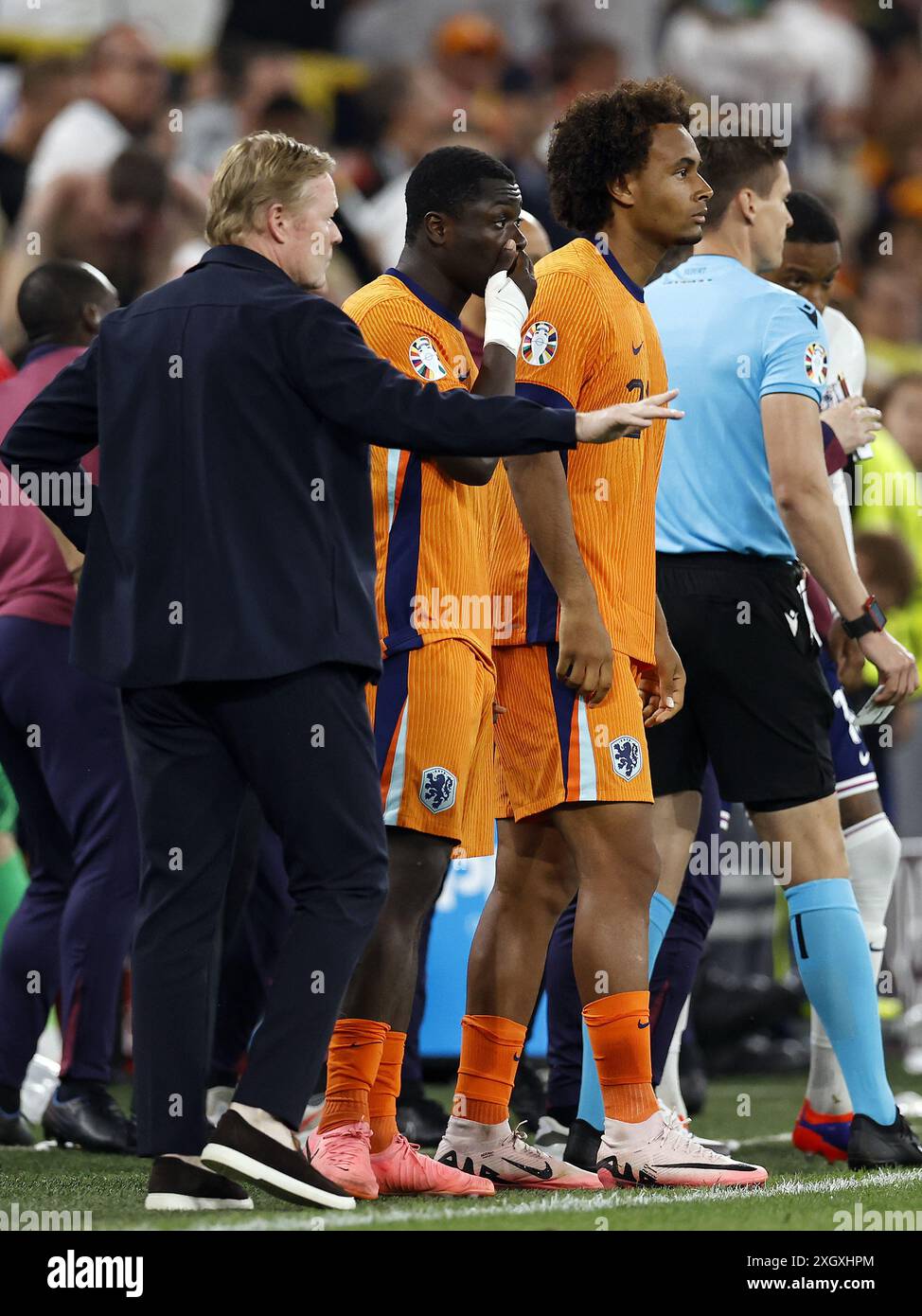 Dortmund - (l-r) Holland-Trainer Ronald Koeman, Brian Brobbey von Holland, Joshua Zirkzee von ...