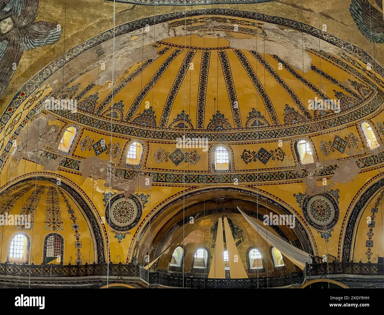 Istanbul, Türkei - 8. Mai 2024: Das majestätische Innere der Hagia Sophia, die byzantinische und ...