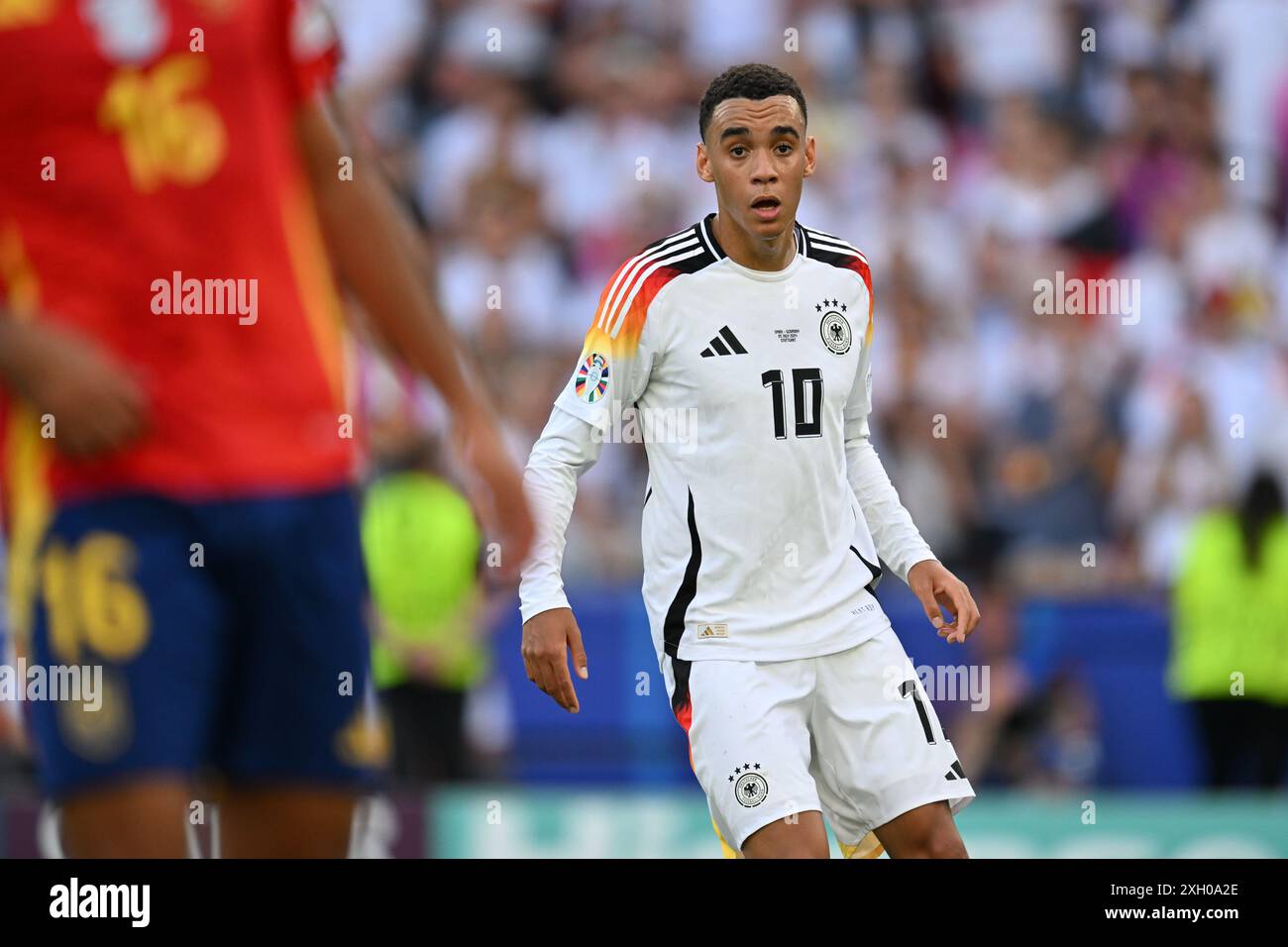 Jamal Musiala (10) von Deutschland, das während eines Fußballspiels ...