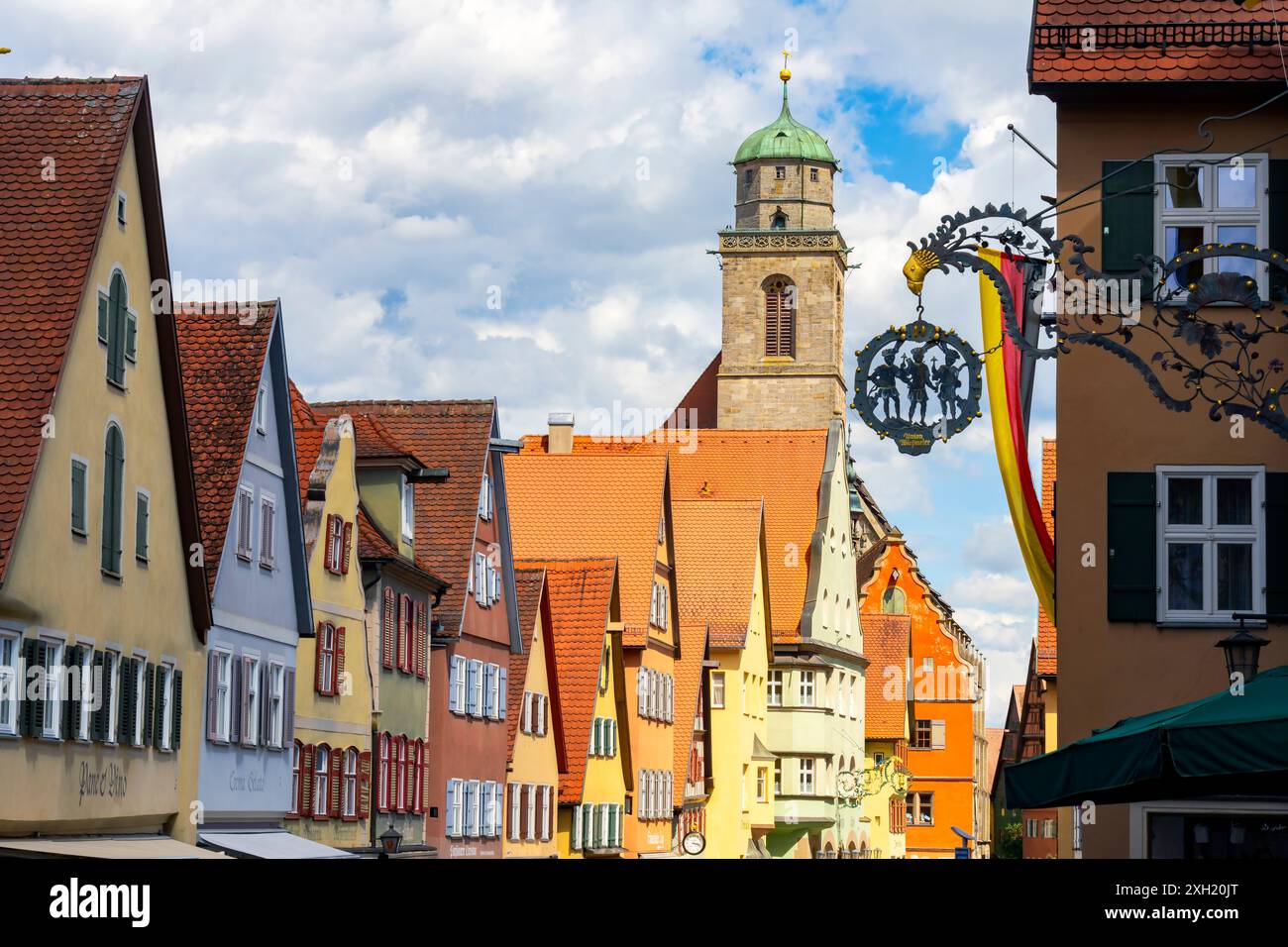 Bunte Wohnhäuser in der Altstadt von Dinkelsbühl. Deutschland. Die ... Bunte Wohnhäuser in der Altstadt von Dinkelsbühl. Deutschland. Die ...