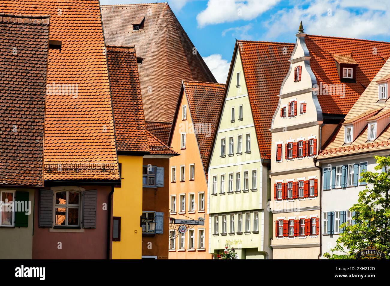 Bunte Wohnhäuser in der Altstadt von Dinkelsbühl. Deutschland. Die ... Bunte Wohnhäuser in der Altstadt von Dinkelsbühl. Deutschland. Die ...