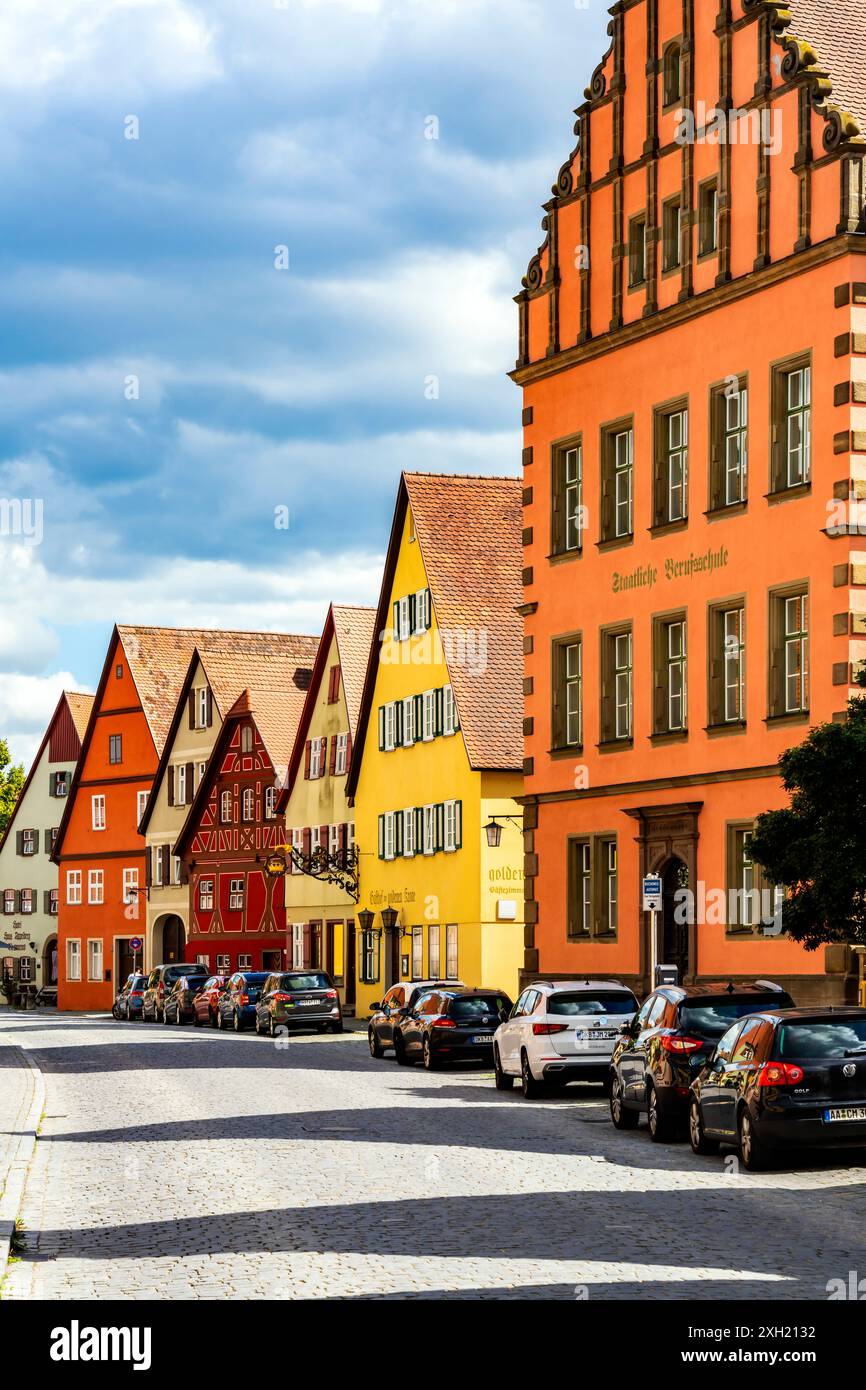 Bunte Wohnhäuser in der Altstadt von Dinkelsbühl. Deutschland. Die ... Bunte Wohnhäuser in der Altstadt von Dinkelsbühl. Deutschland. Die ...
