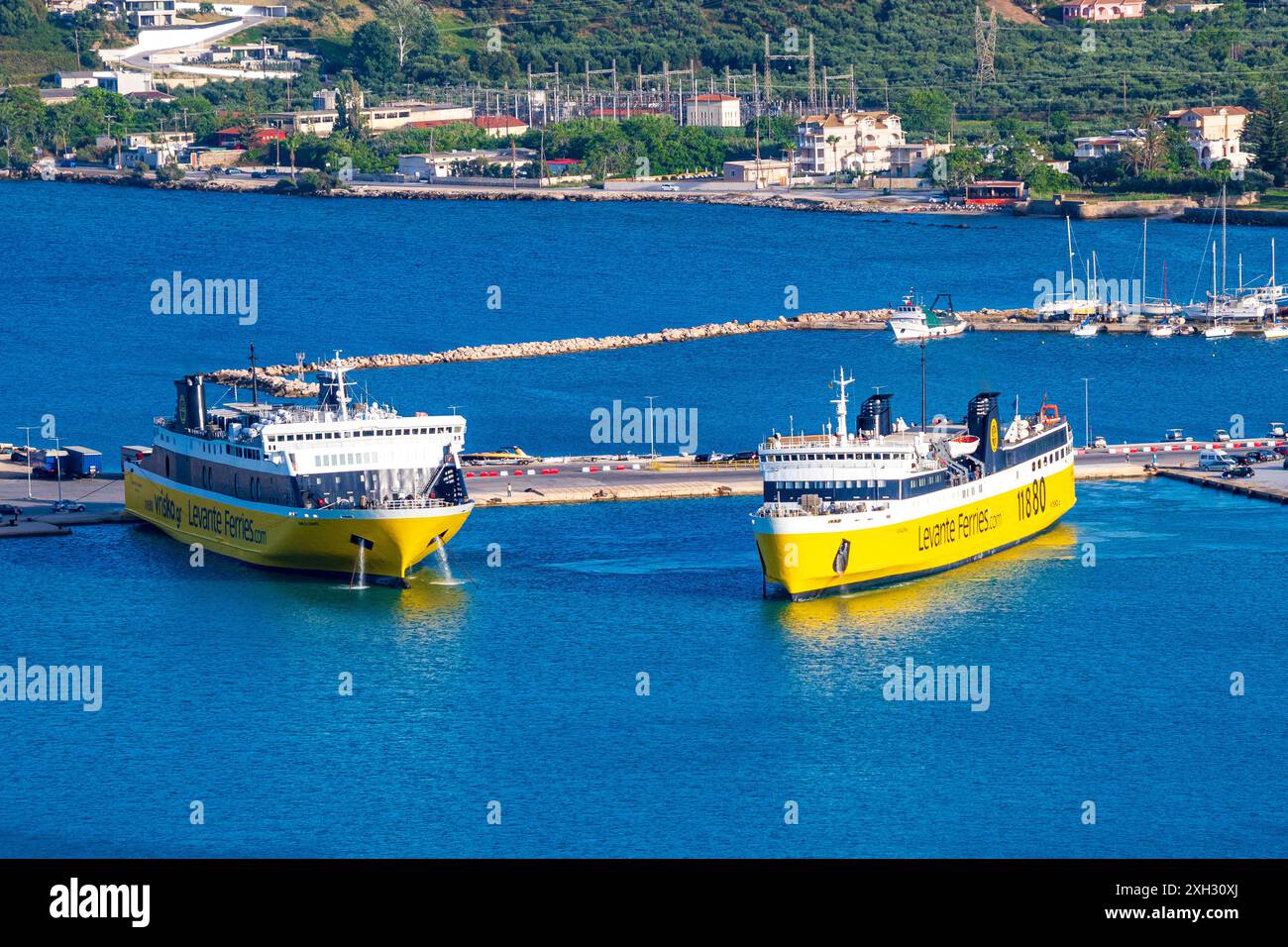 Zakynthos, Griechenland - 7. Juni 2024: Die Luxusfähre von Levante Ferries vor Anker im Hafen ...