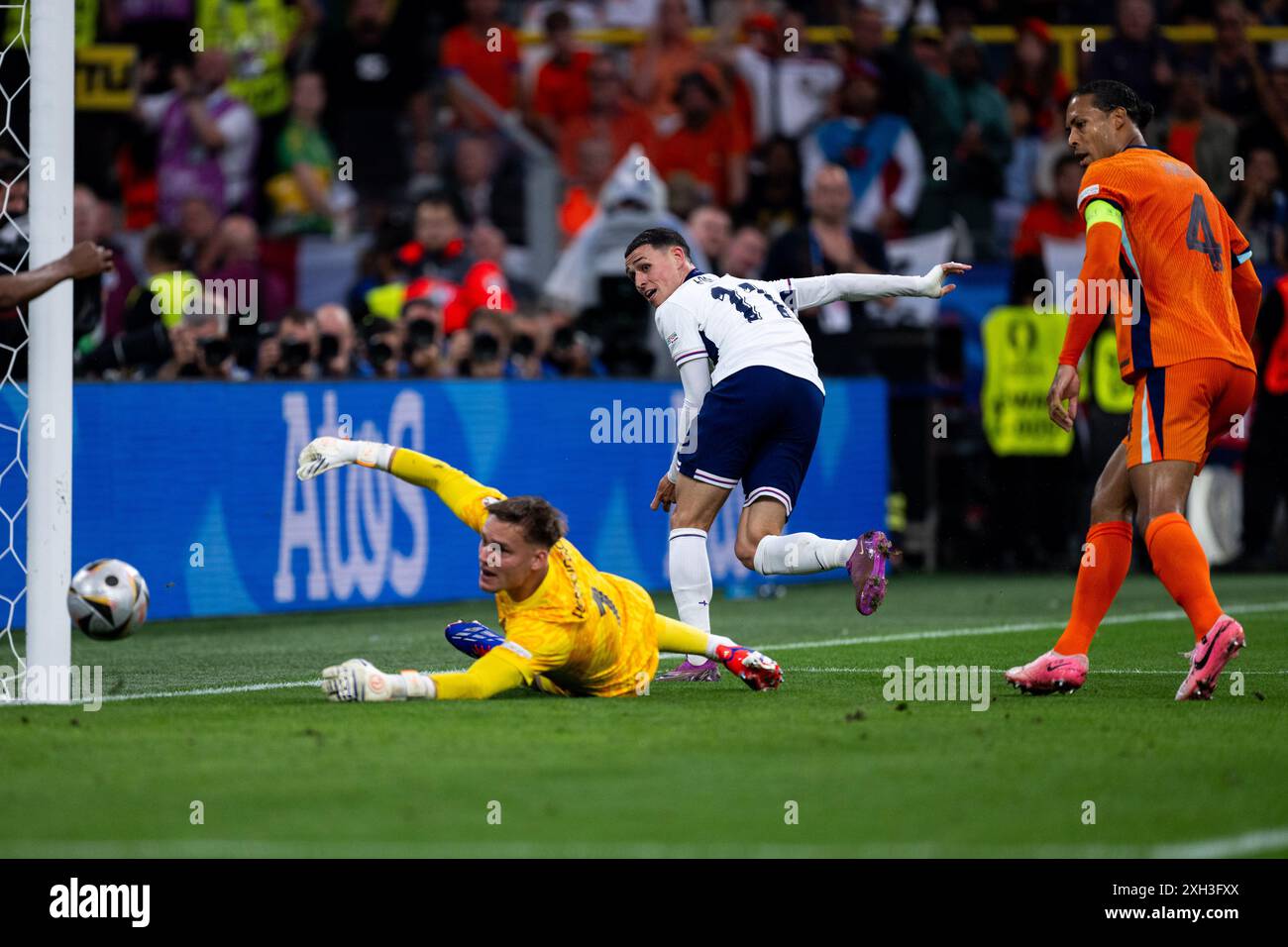 Philip Foden (England, #11) im Zweikampf mit Bart Verbruggen (Niederlande, #01) vergibt die ...