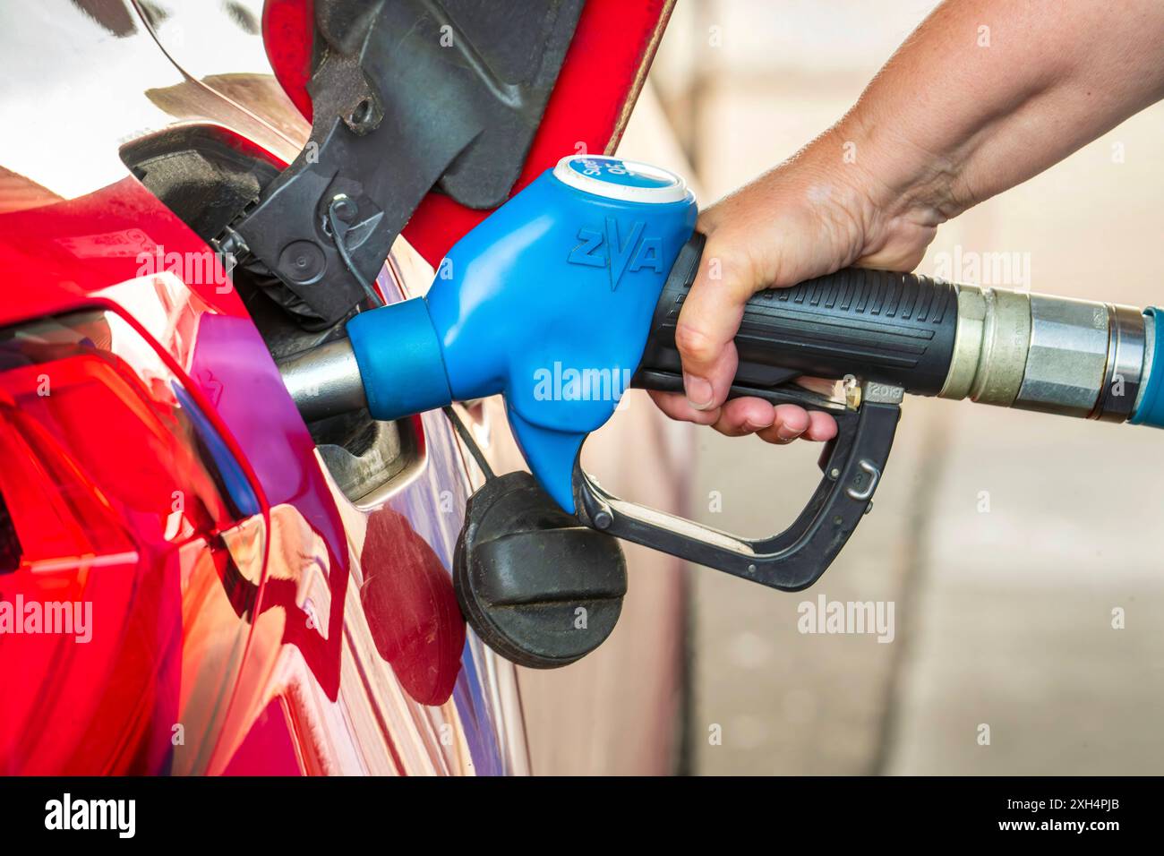 Tankstelle, Kundin Tankt Super E10, München, Juli 2024 Deutschland ...