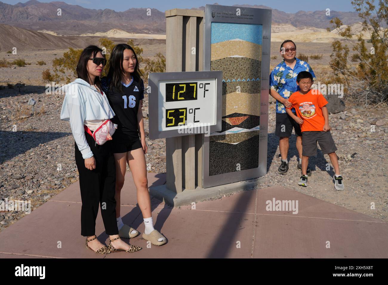 Die Leute posieren mit dem Thermometer im Furnace Creek Visitor Center ...