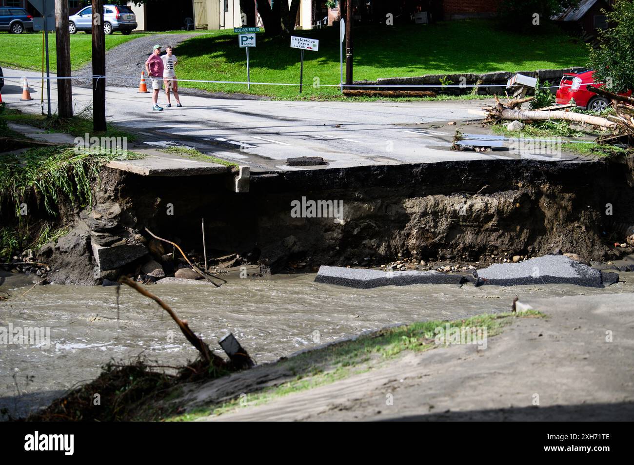 Zwei Männer sehen die Stelle, an der die Mill Street Bridge in ...