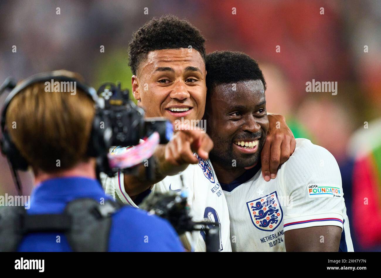 Ollie Watkins, England 19 Marc Guehi, England 6 feiert nach dem Halbfinalspiel NIEDERLANDE ...
