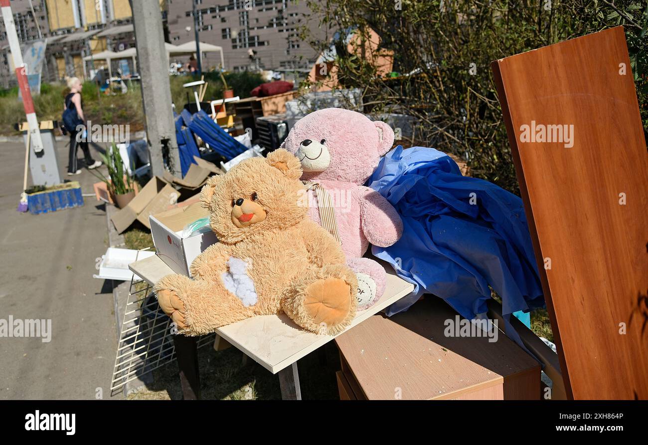 KIEW, UKRAINE - 12. JULI 2024 - Teddybären befinden sich in den ...