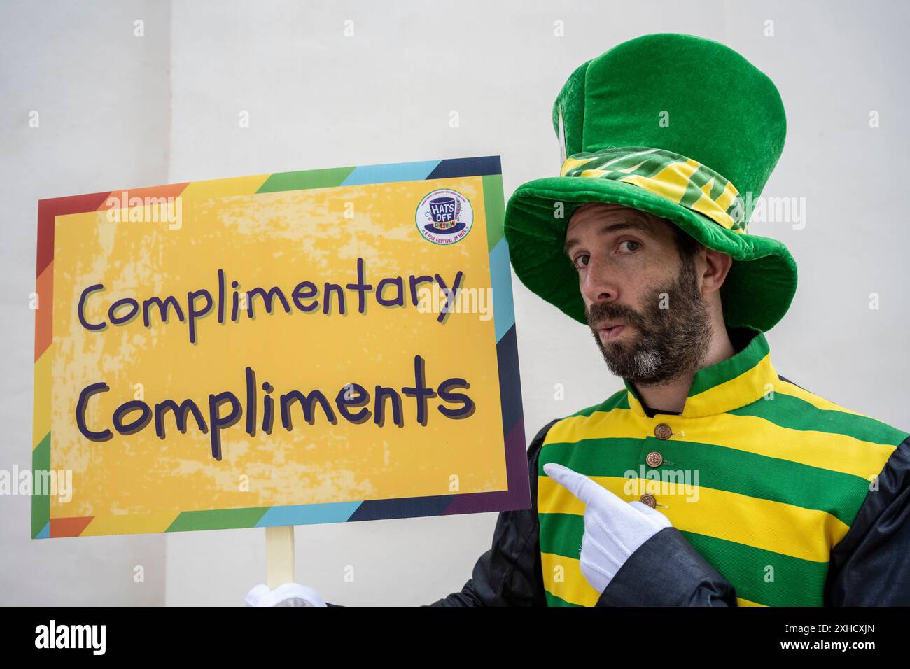 Chesham, Großbritannien. 13. Juli 2024. Ein Mitarbeiter mit Hut trifft ...