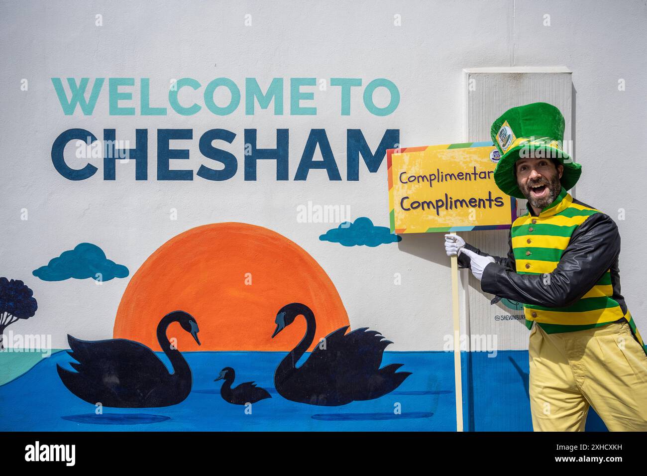 Chesham, Großbritannien. 13. Juli 2024. Ein Mitarbeiter mit Hut trifft ...