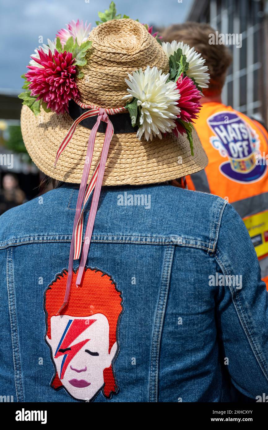 Chesham, Großbritannien. 13. Juli 2024. Ein Besucher mit Hut und ...