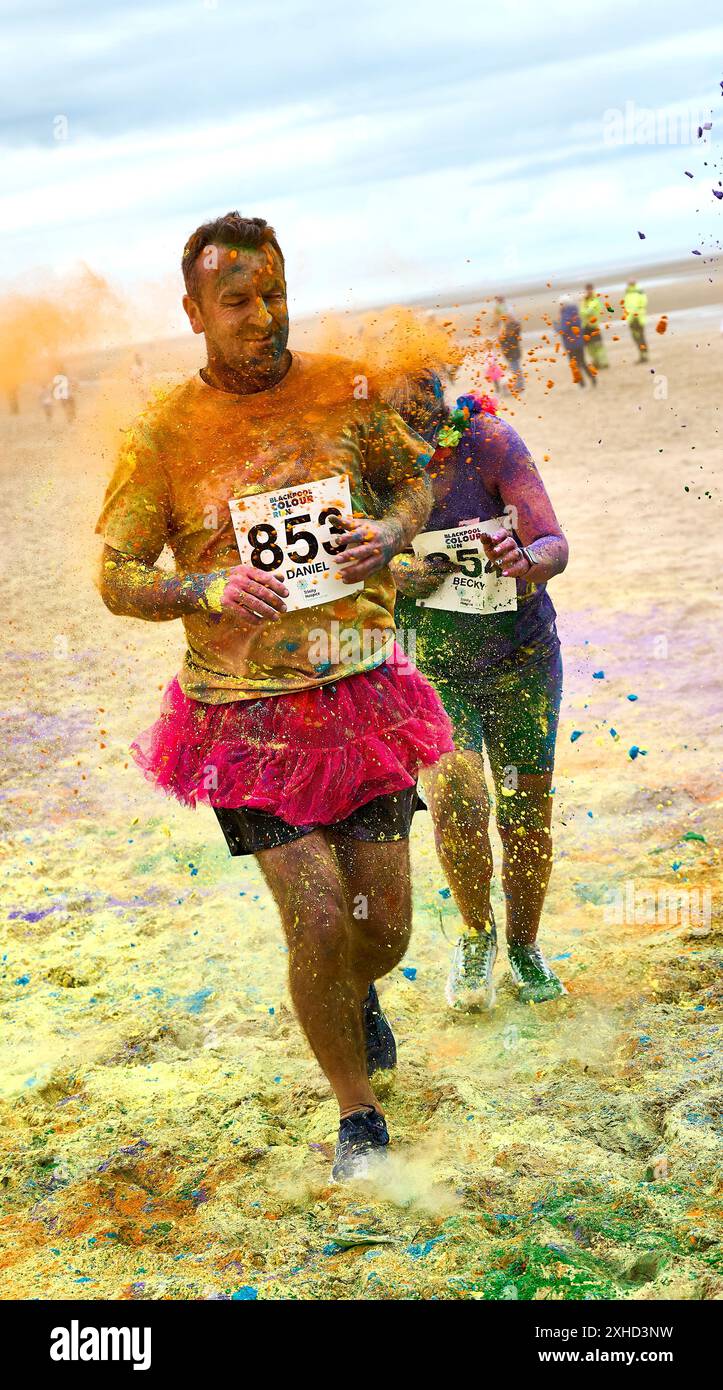 Der Colour Run der Familie am Strand von Blackpool, um Spenden für das ...