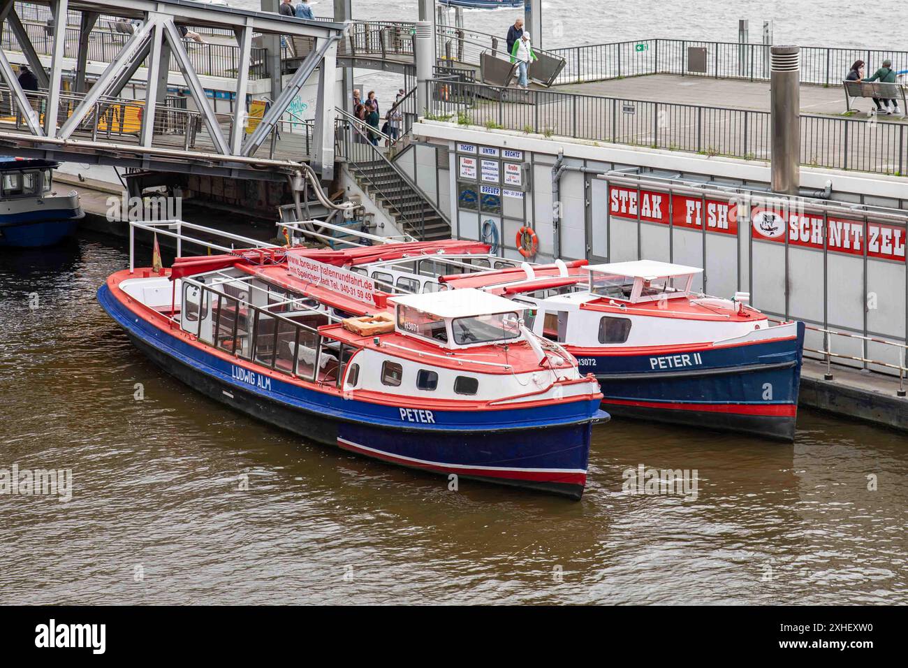 Bootsschiffe oder Boote auf der Elbe, die an den St. Pauli Piers oder ...