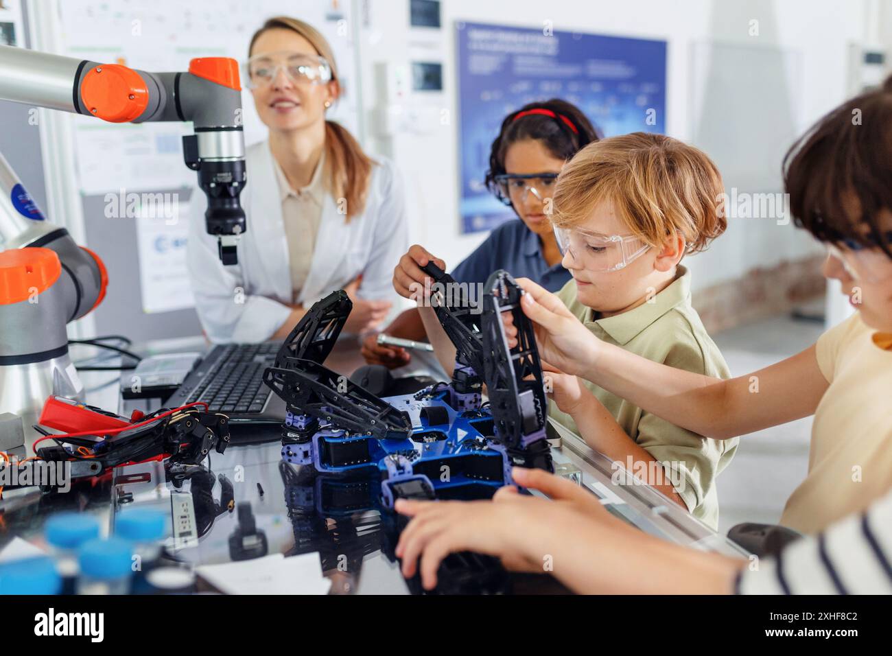 Kinder, die Robotik in der Grundschule lernen. Junge Schüler bauen ...