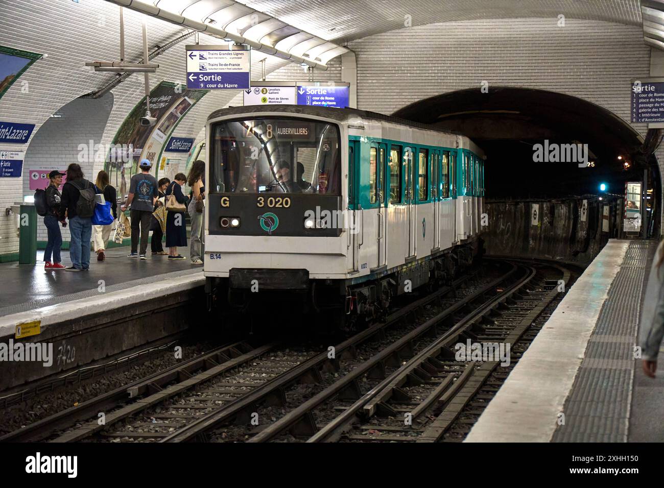 Paris, Frankreich - 13. Juli 2024: Ein U-Bahn-Zug in Paris nähert sich ...